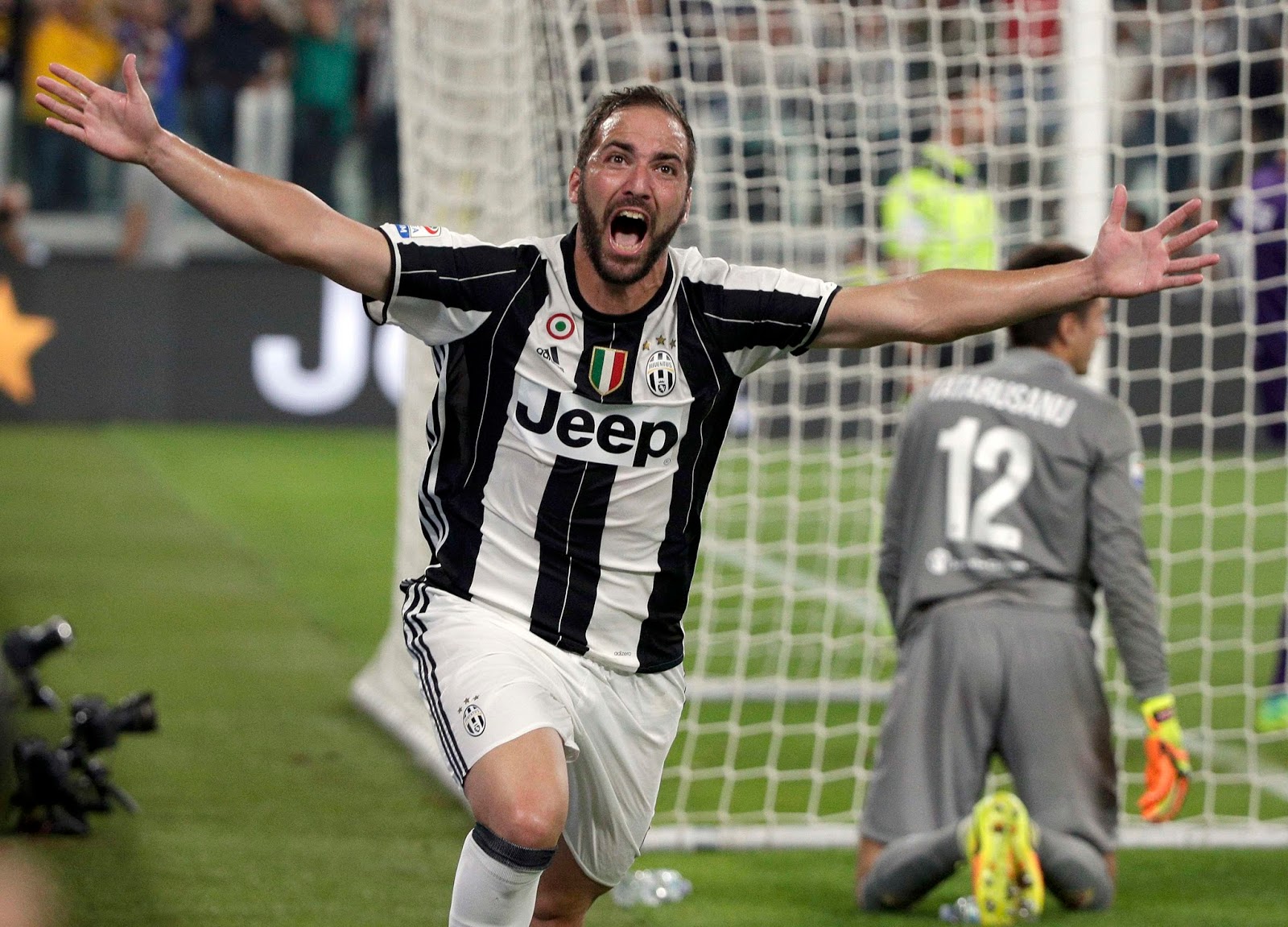 Gonzalo Higuain proved the hero on his Juventus debut as the substitute ...