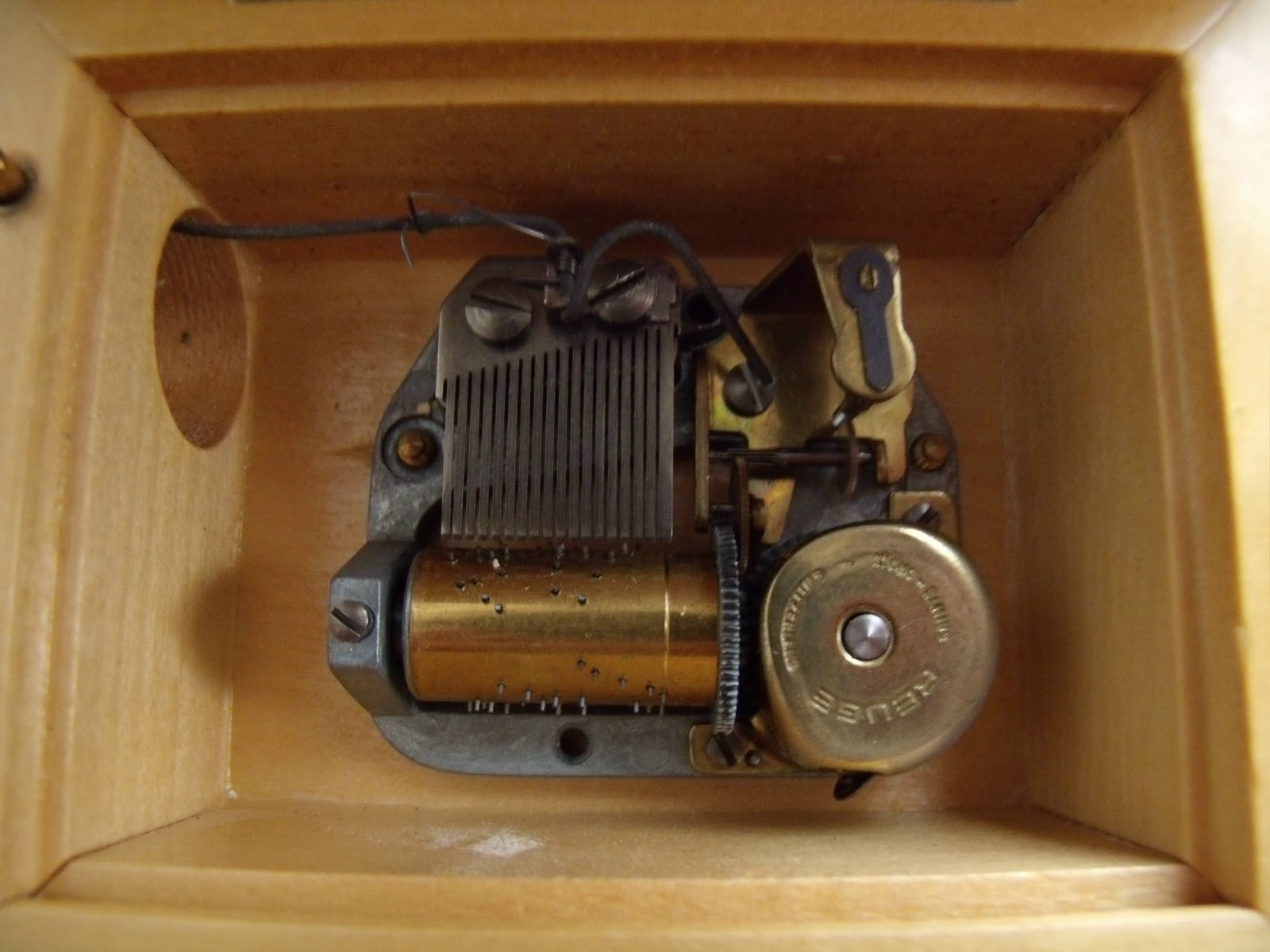 Italian Inlaid Music Box With 18 Note Swiss Reuge Movement