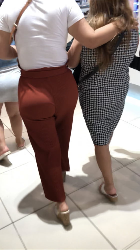 Guapa mujer con ropa entallada nalgona | Mujeres bellas en la calle