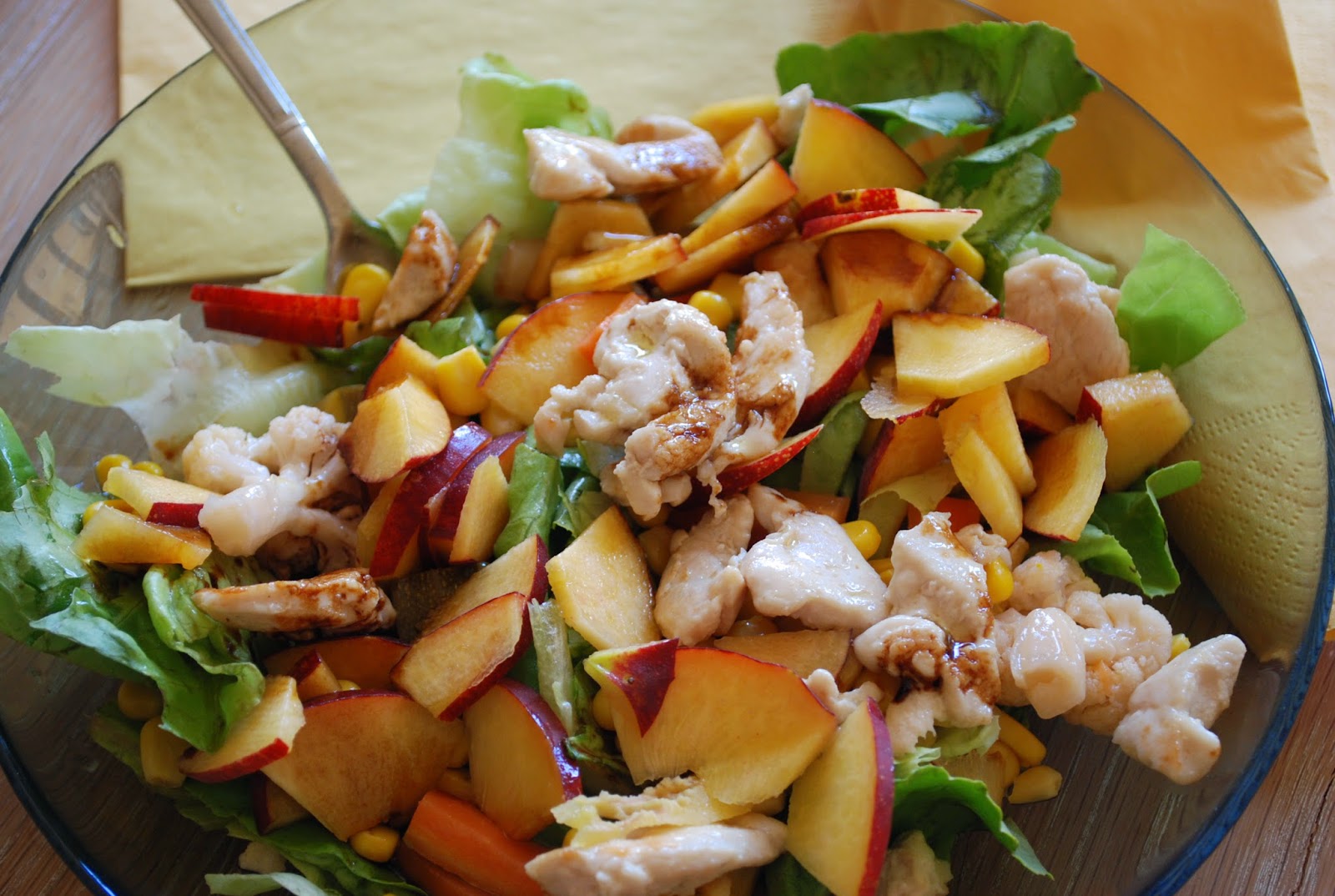 La signora dei biscotti: Insalata molto estiva con pollo e pesca