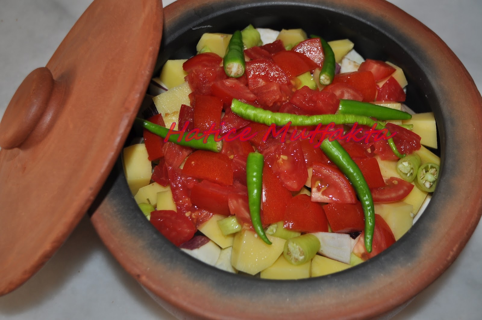 Hatice Mutfakta: Etli Türlü (Karışık Sebzeli Güveç)