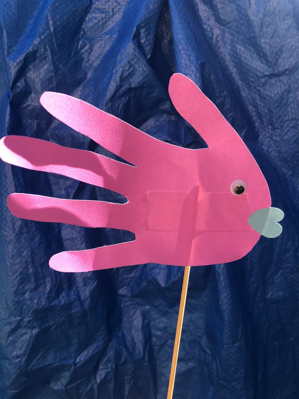 theplayathomeclub : Fish hand puppets