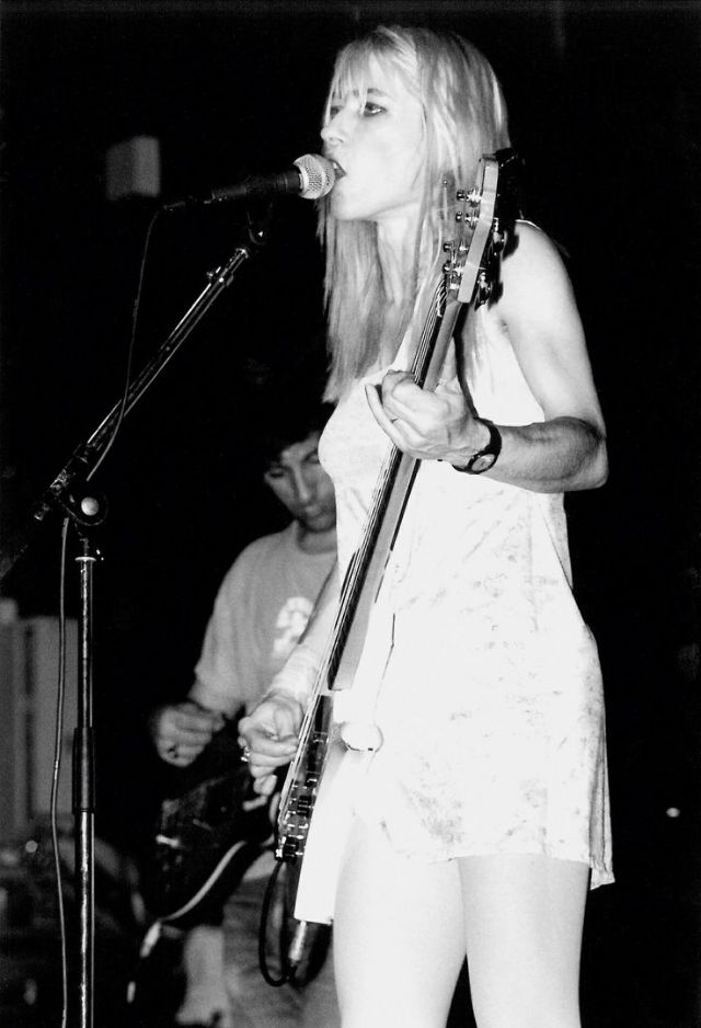 30 Amazing Photographs of a Sexy Kim Gordon of Sonic Youth on the Stage ...