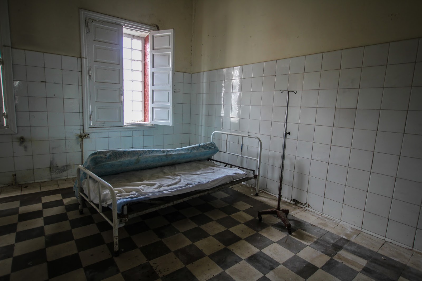 DONDE SOLO HABITA EL TIEMPO - URBEX GALAICO: El manicomio (1ª parte)