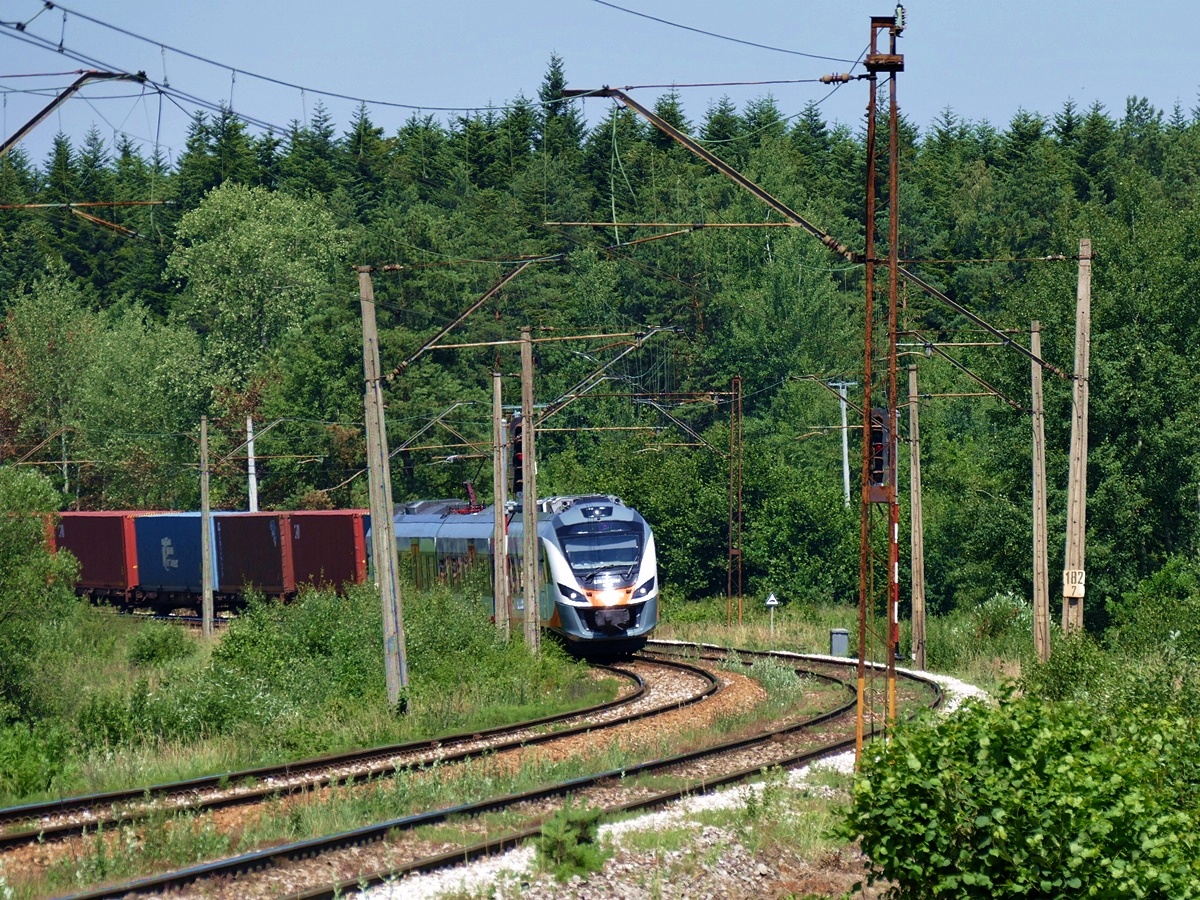 Class 66189 z pociągiem intermodalnym na 183/182 kilometrze LK 8 ...