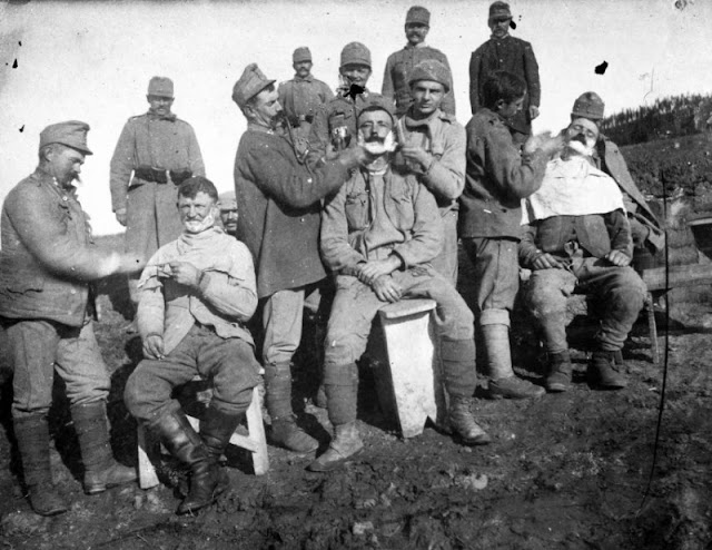 20 Vintage Photographs Capture Soldiers Getting Haircut During World ...