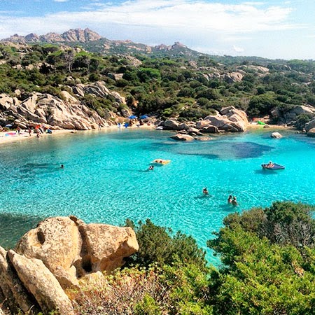 Destinos para viajar: Una piscina natural en Caprera, Italia