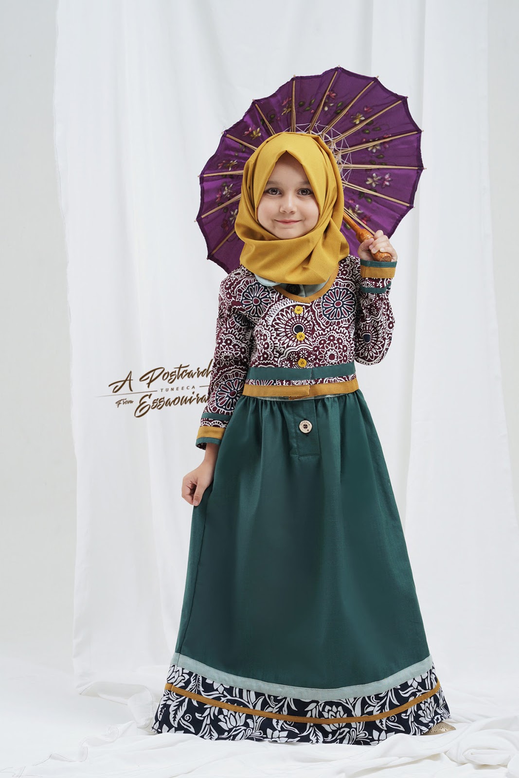 KOLEKSI SARIMBIT PESTA BATIK TUNEECA A POSTCARD