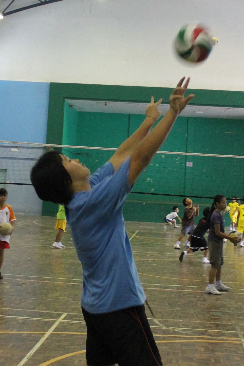 PERMAINAN BOLA TAMPAR: Teknik Pukulan Mengumpan Dalam Bola Tampar