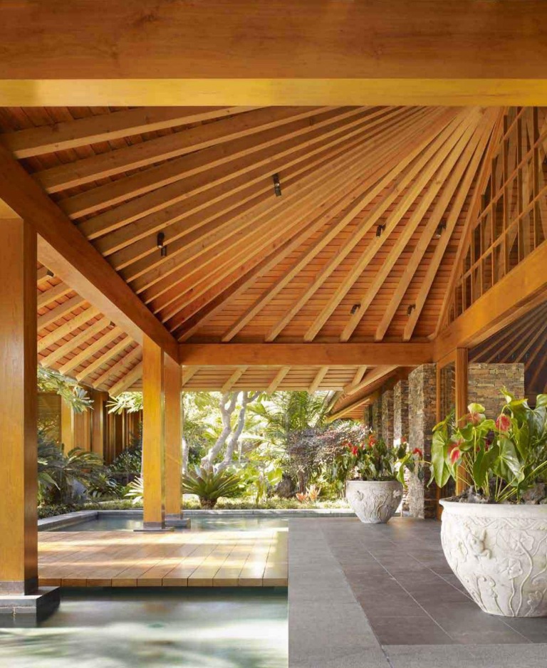 Hawaiian Assembly House - Tropical Architecture