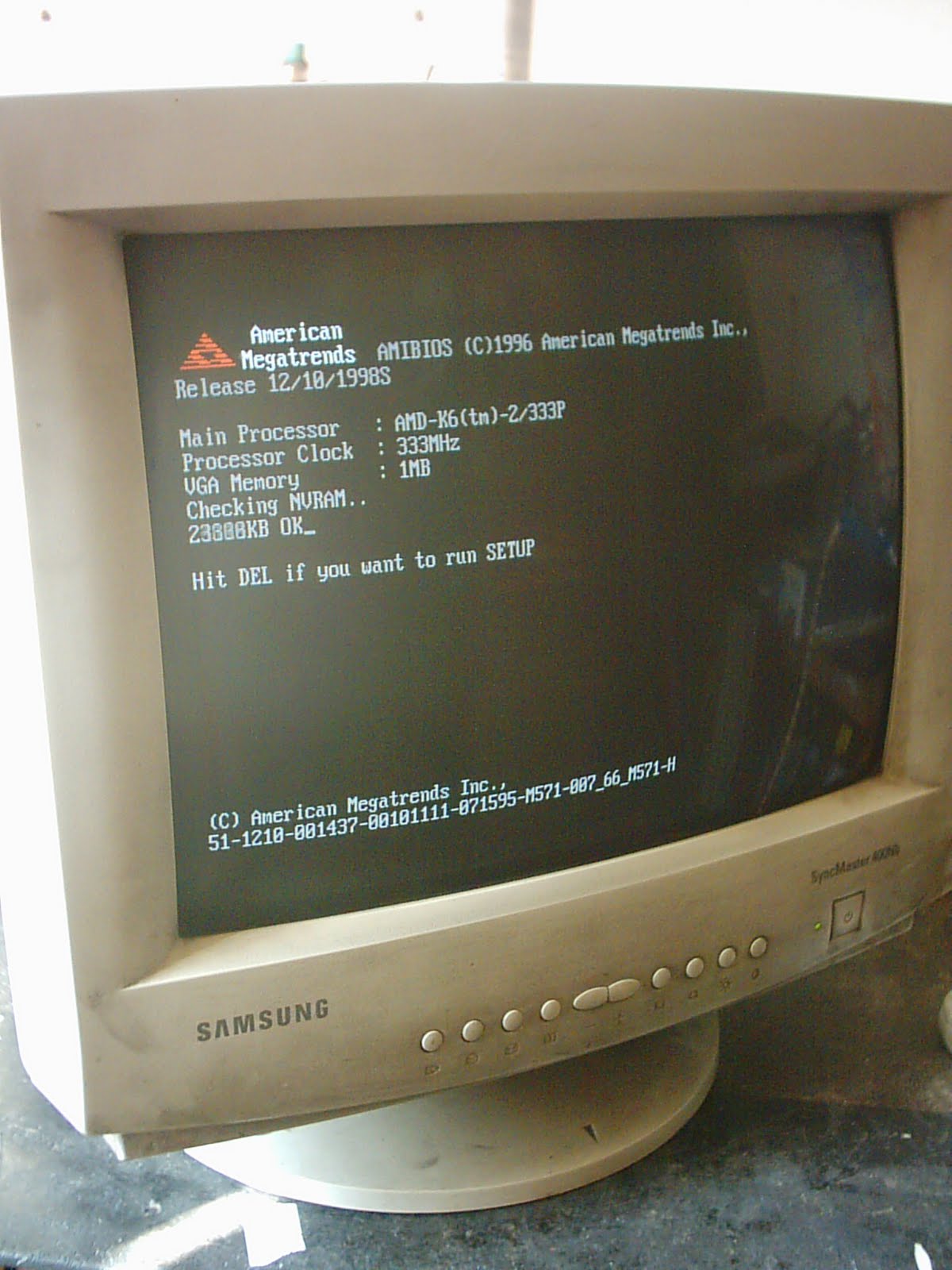 Monitores: Samsung 400Nb CKA4217, monitor TRC de 14 pulgadas.