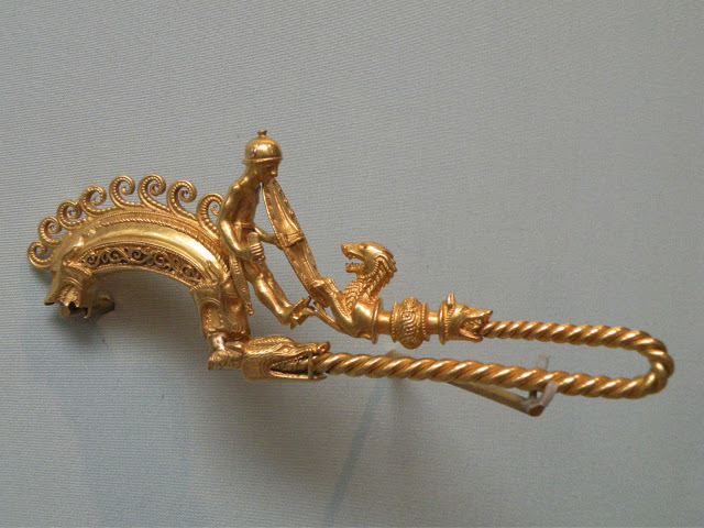 Araceli Rego: Del óleo al cincel: FIBULA DE BRAGANZA