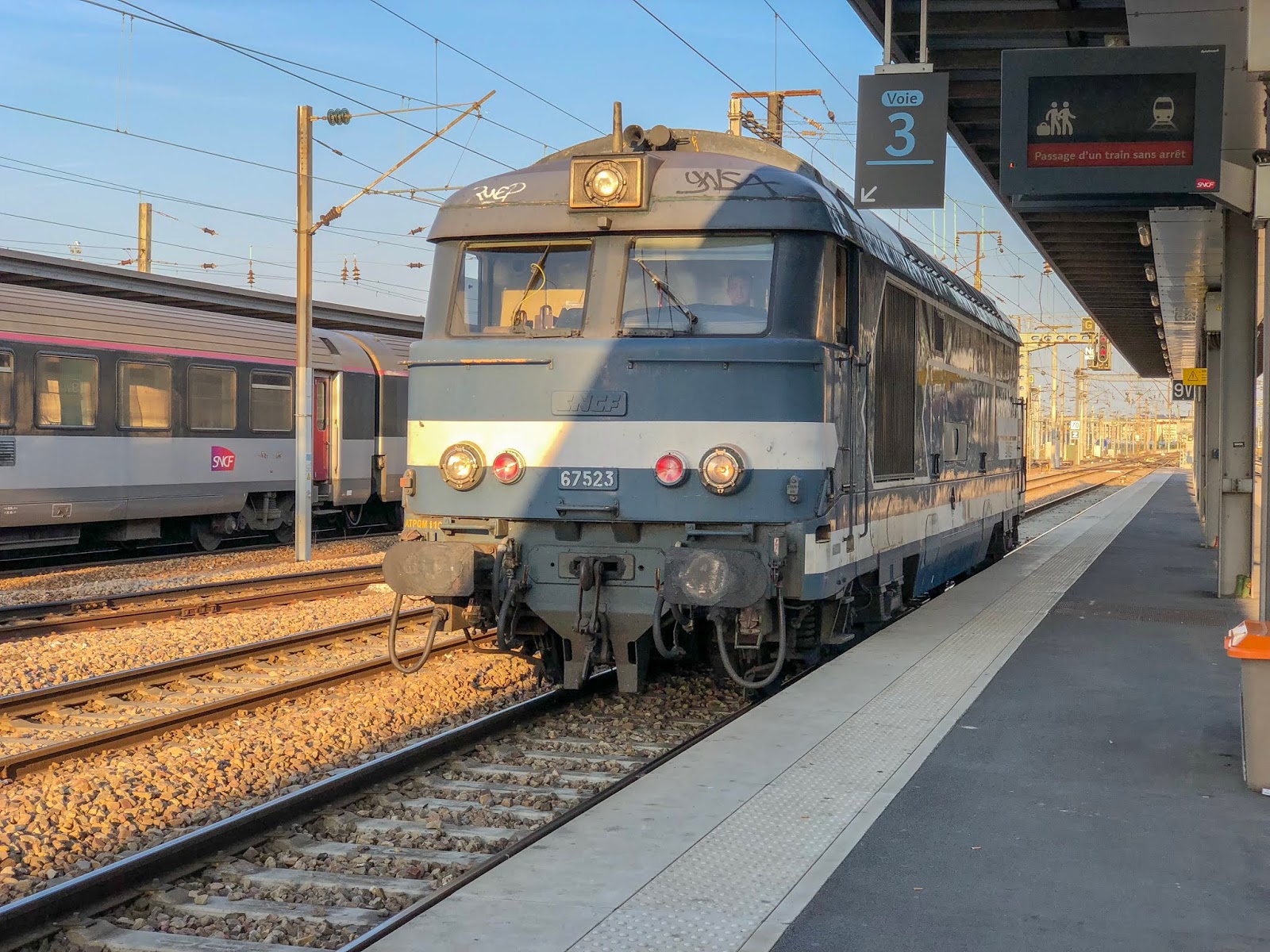 LA PASSION DU TRAIN: BB 67400 à Amiens par Louis