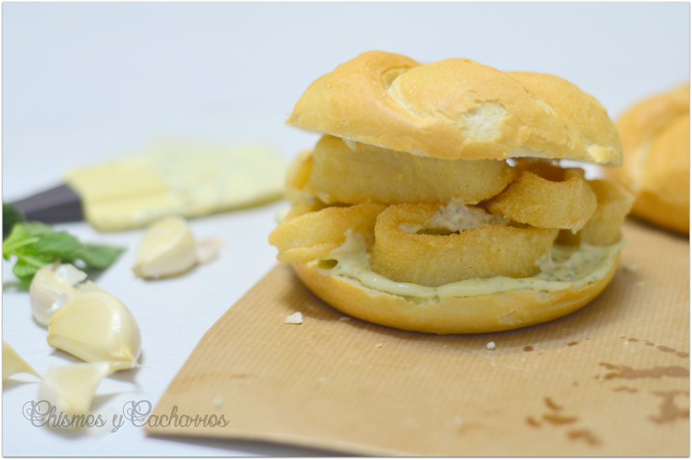Bocadillo de Calamares con Mayonesa de ajo y albahaca - Chismes y Cacharros