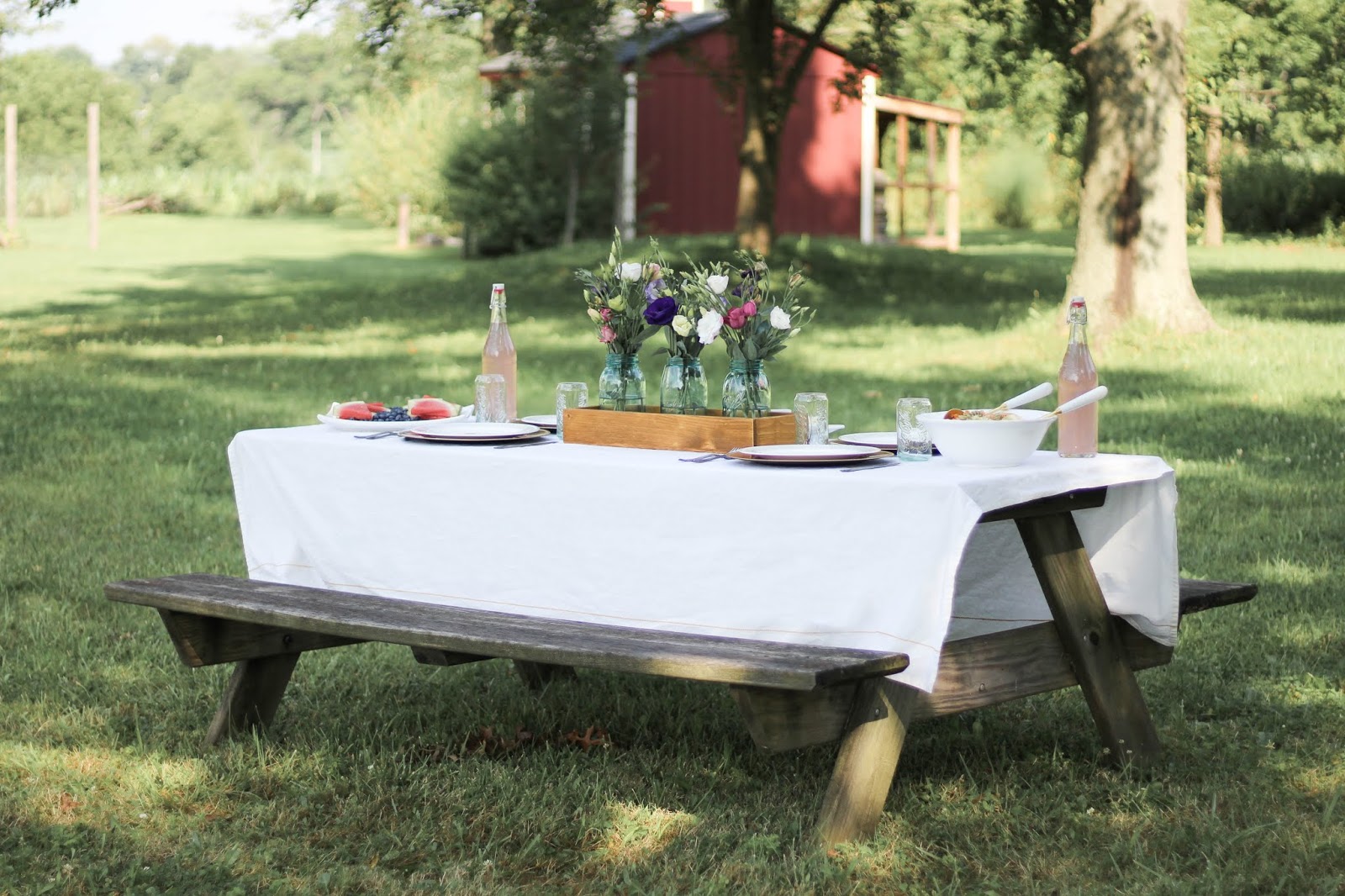 STYLED SUMMER PICNIC TABLESCAPE + ESSENTIALS | A Classy Fashionista
