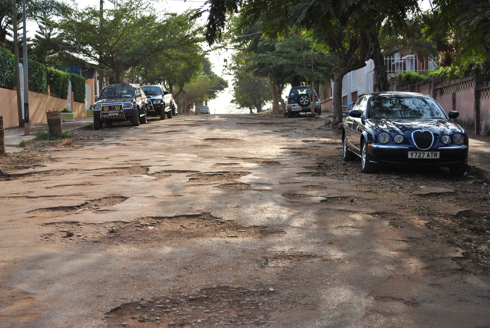 Sinto (feel) Bissau: On Wealth, Cars, and Roads