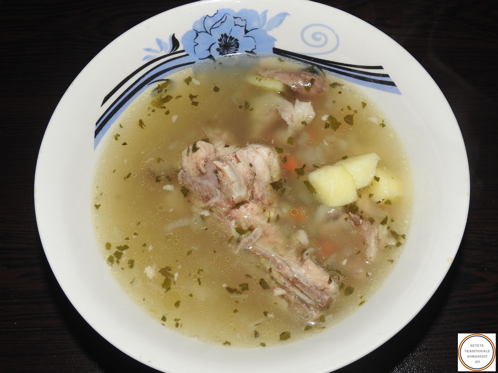 Retetetraditionaleromanesti.ro: Supa cu oase de porc
