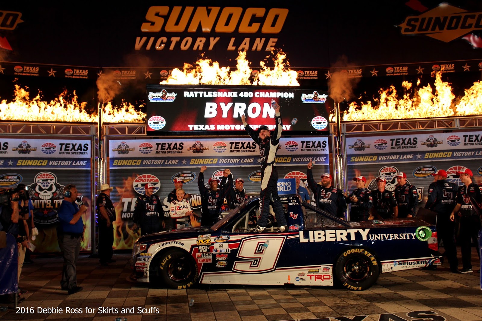 William Byron blasts past Matt Crafton for the win at Texas - Skirts ...