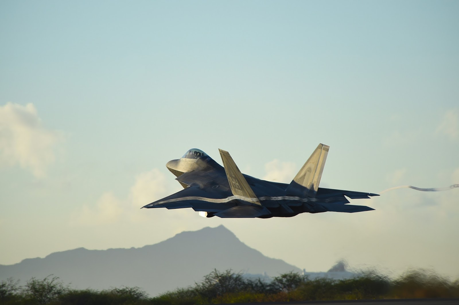 USAF Lockheed Martin F-22 Raptor Takeoff At Hawaii | Aircraft Wallpaper ...