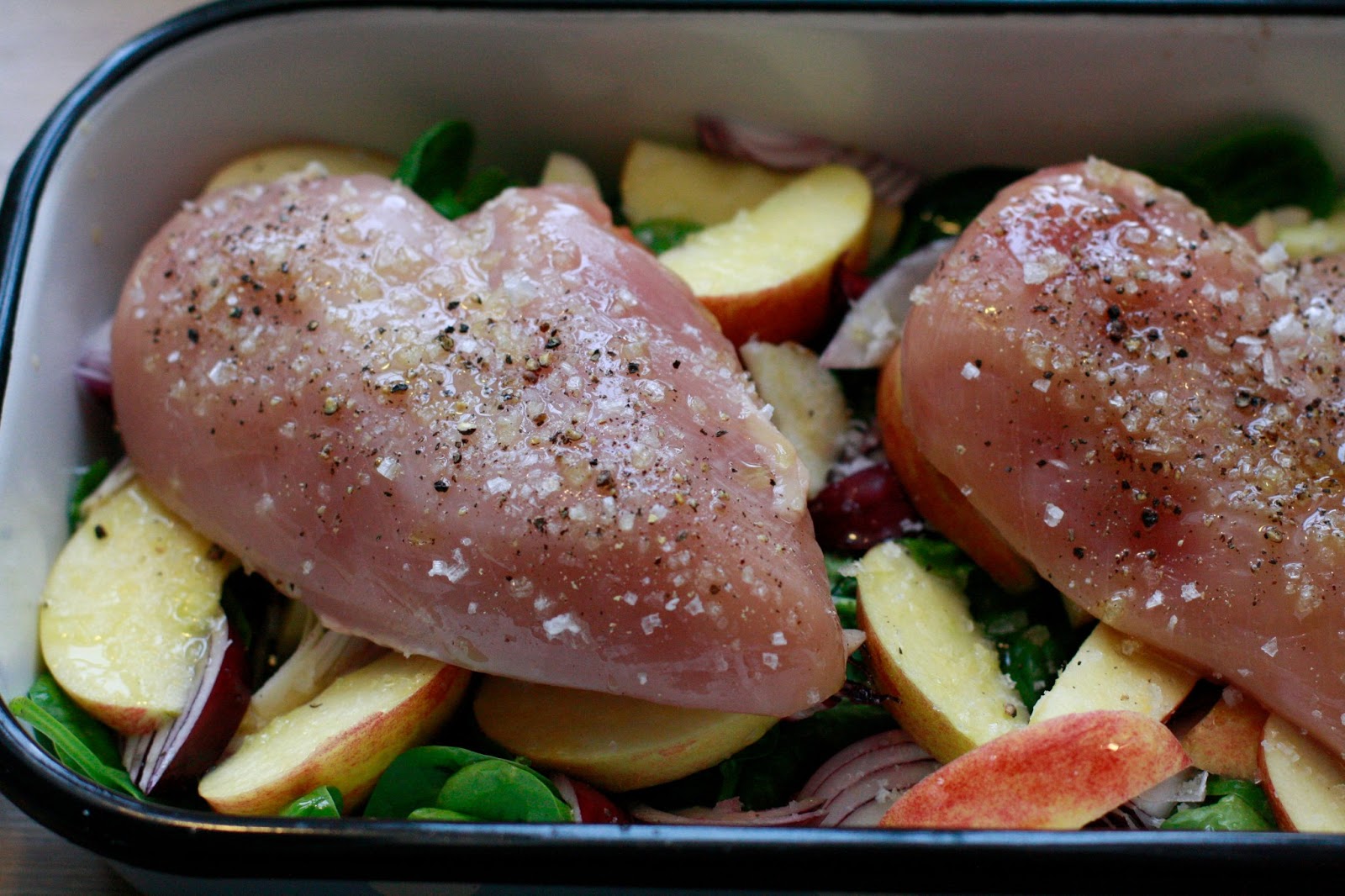 Ovnsbakt kyllingfilet med epler, spinat og rødløk – Grys kjøkkenskriverier