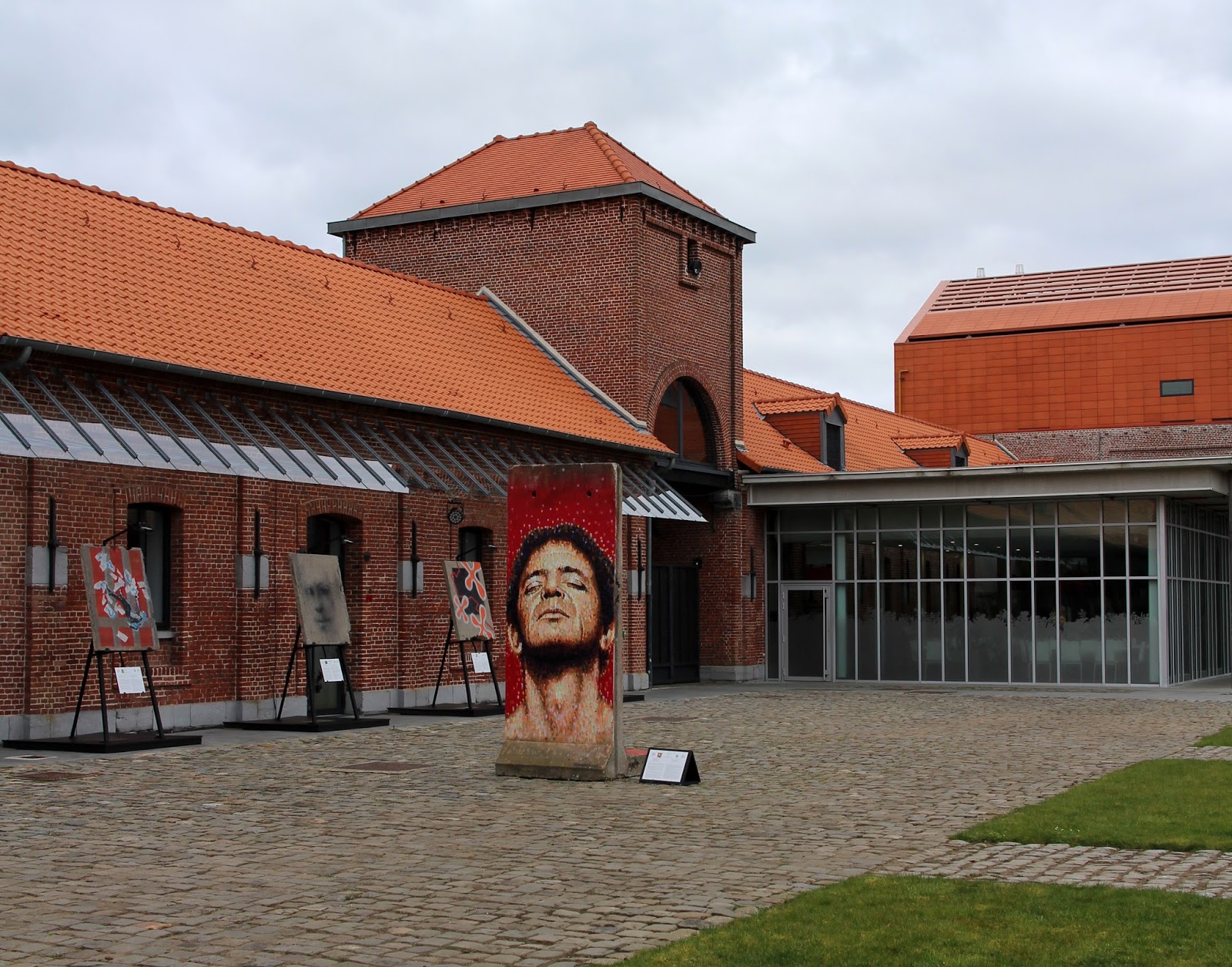 Domaine de Luchin featuring Mur de Berlin | Rionmaë