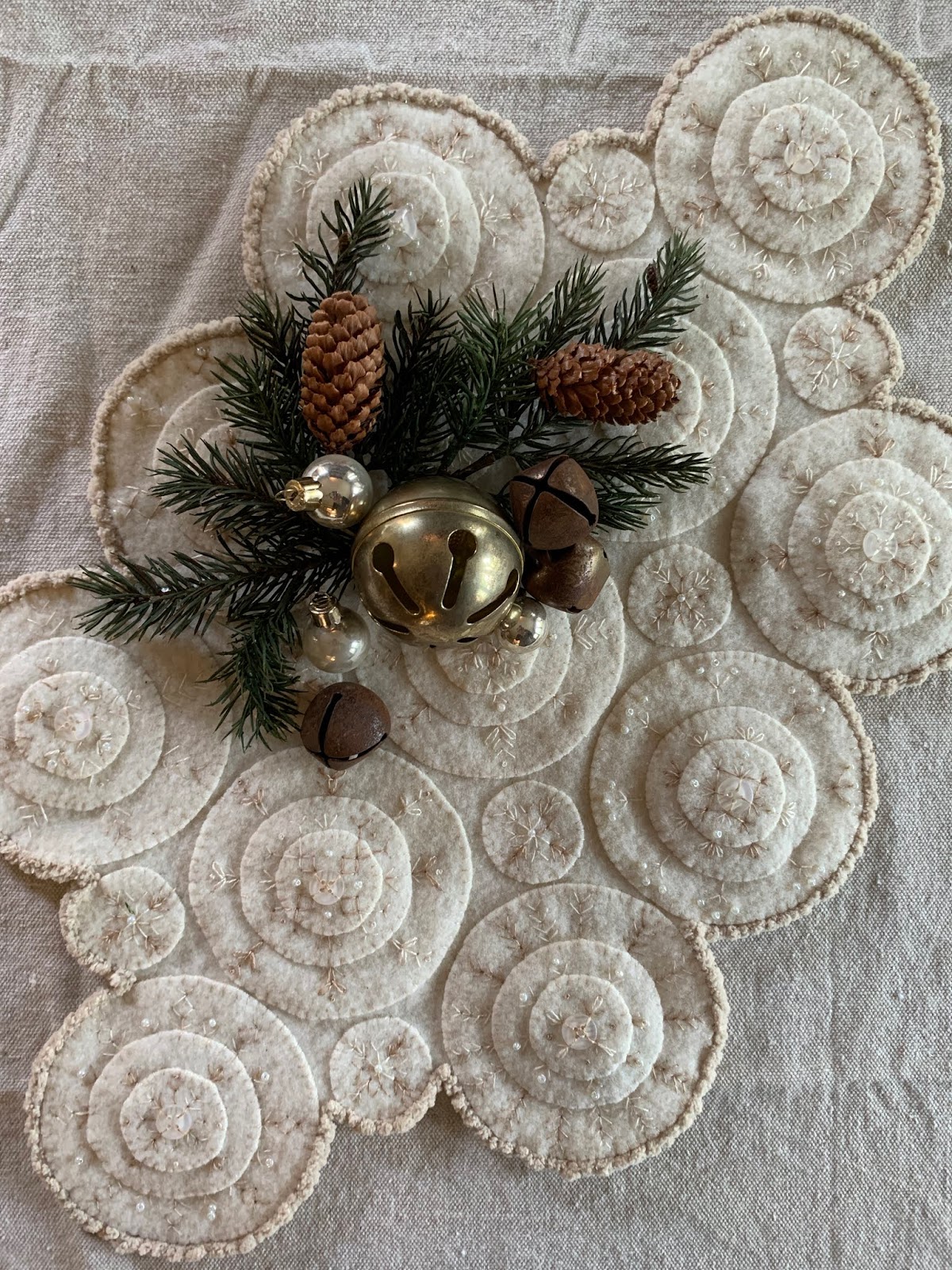 Kathy Schmitz: Snowdrift Table Runner - Let's Begin!