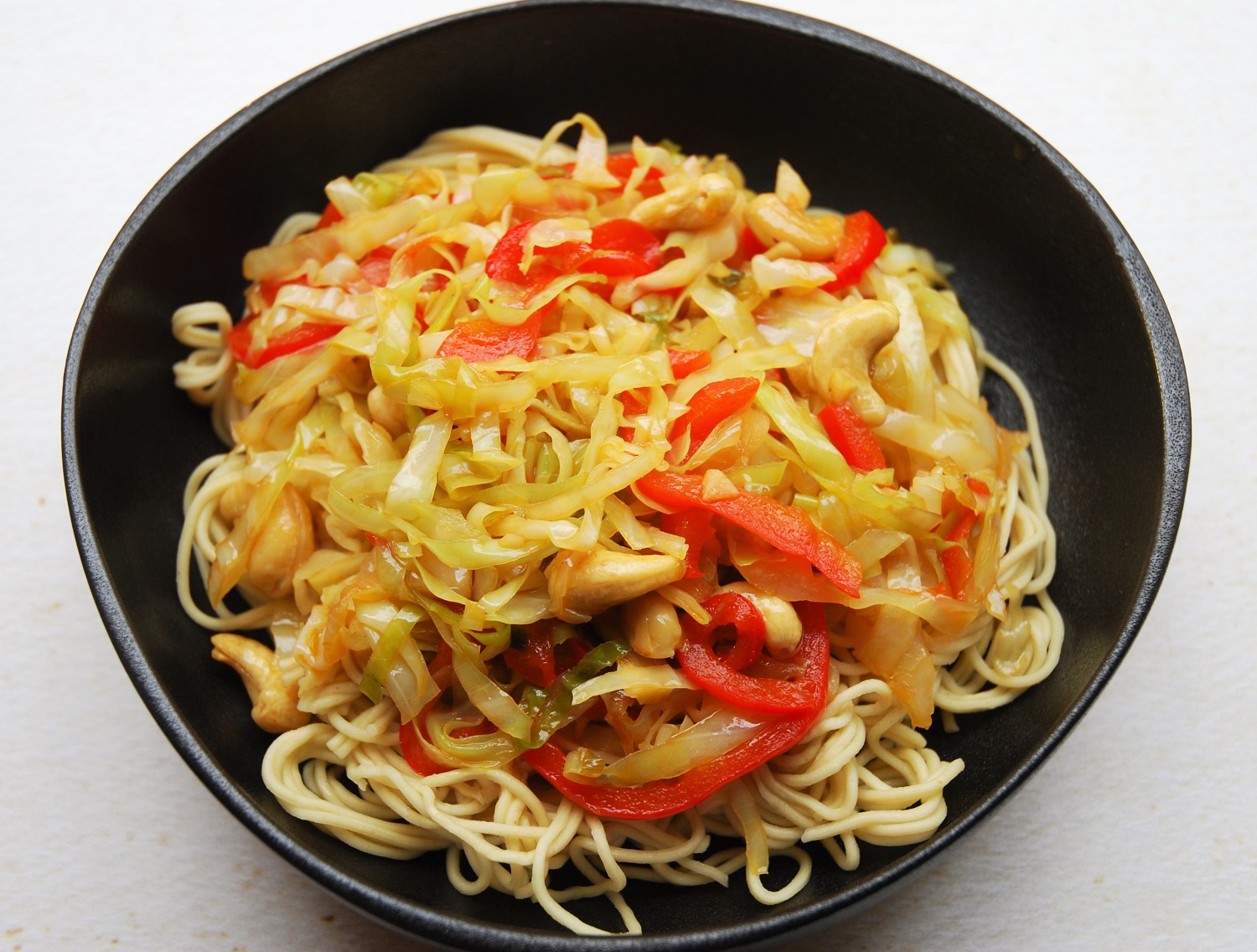Chou pointu sauté aux poivrons, cébettes et noix de cajou