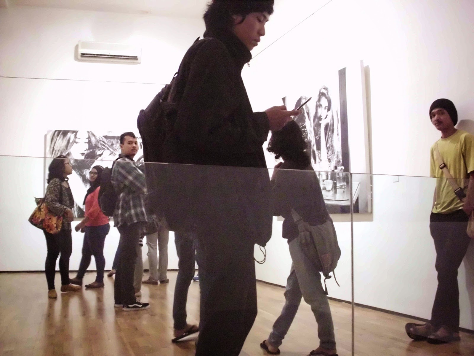 Mengamati karya seni