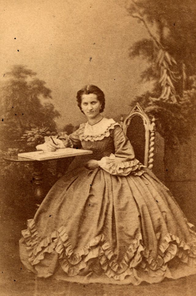 45 Amazing Photos Capture Victorian People Posing With Painted ...