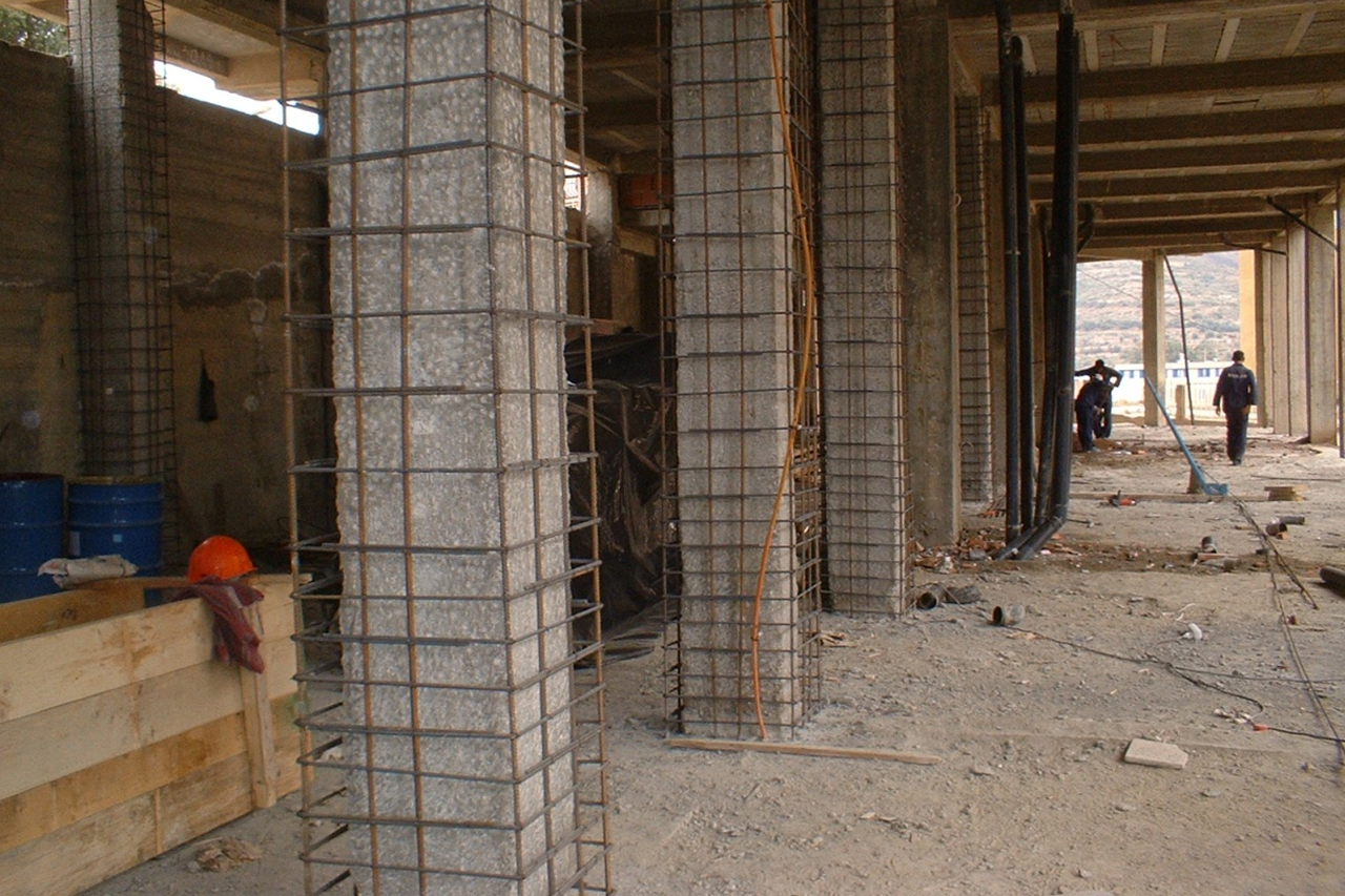 Structural rehabilitation of columns with reinforced concrete jacketing