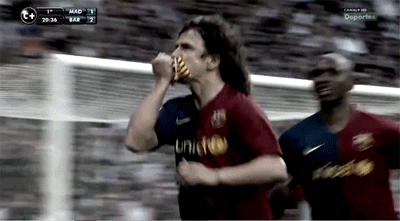FOTO BLOG CULÉ: GIF CARLES PUYOL BESANDO EL BRAZALETE DE CAPITAN