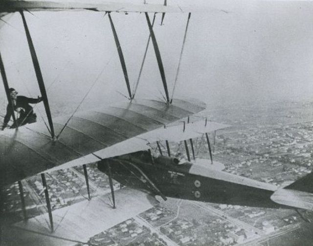 Vintage Photos of Pilots Perform Grand Aerial Stunts in the 1920s ...