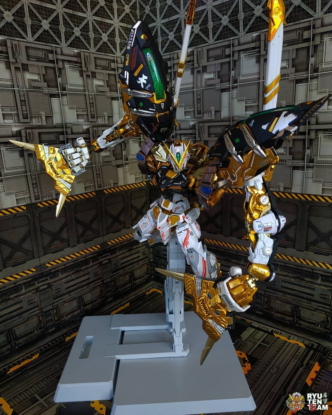 MG 1/100 Astray Gold Frame Gerbera Sword Powered 8814 by ryutenteam ...