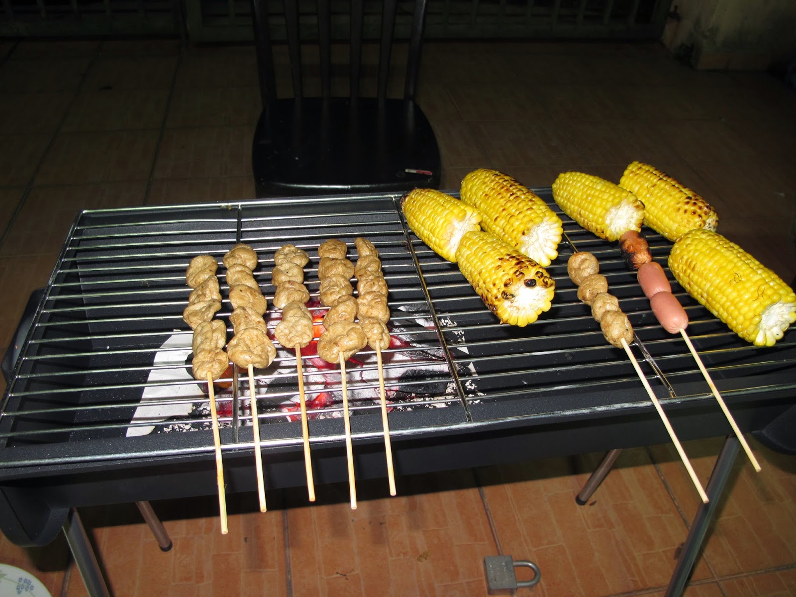 Merlyn Punya Blog: BerBBQ lokching ( sate ikan) di malam hari