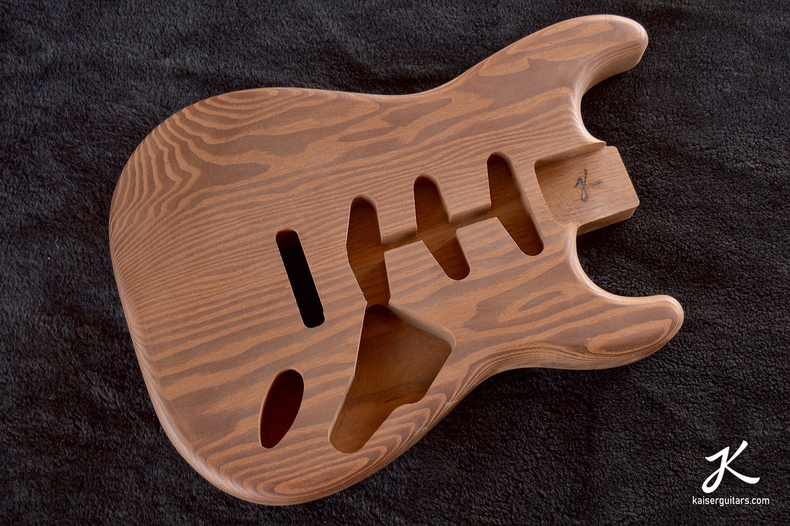 Roasted Ash - Kaiser Guitars - Corpos e braços usinados em CNC