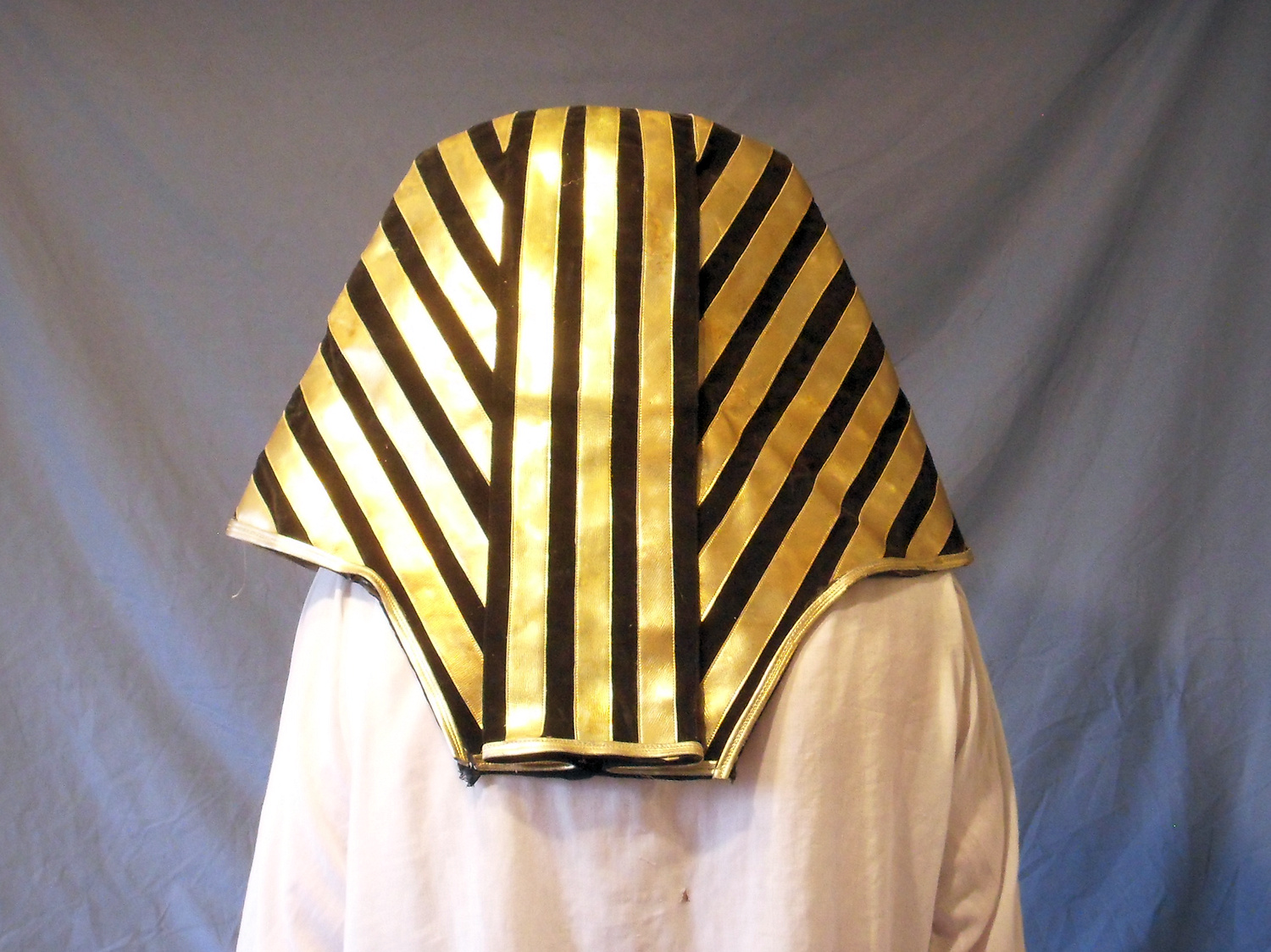 Richard in a Hat: Nemes