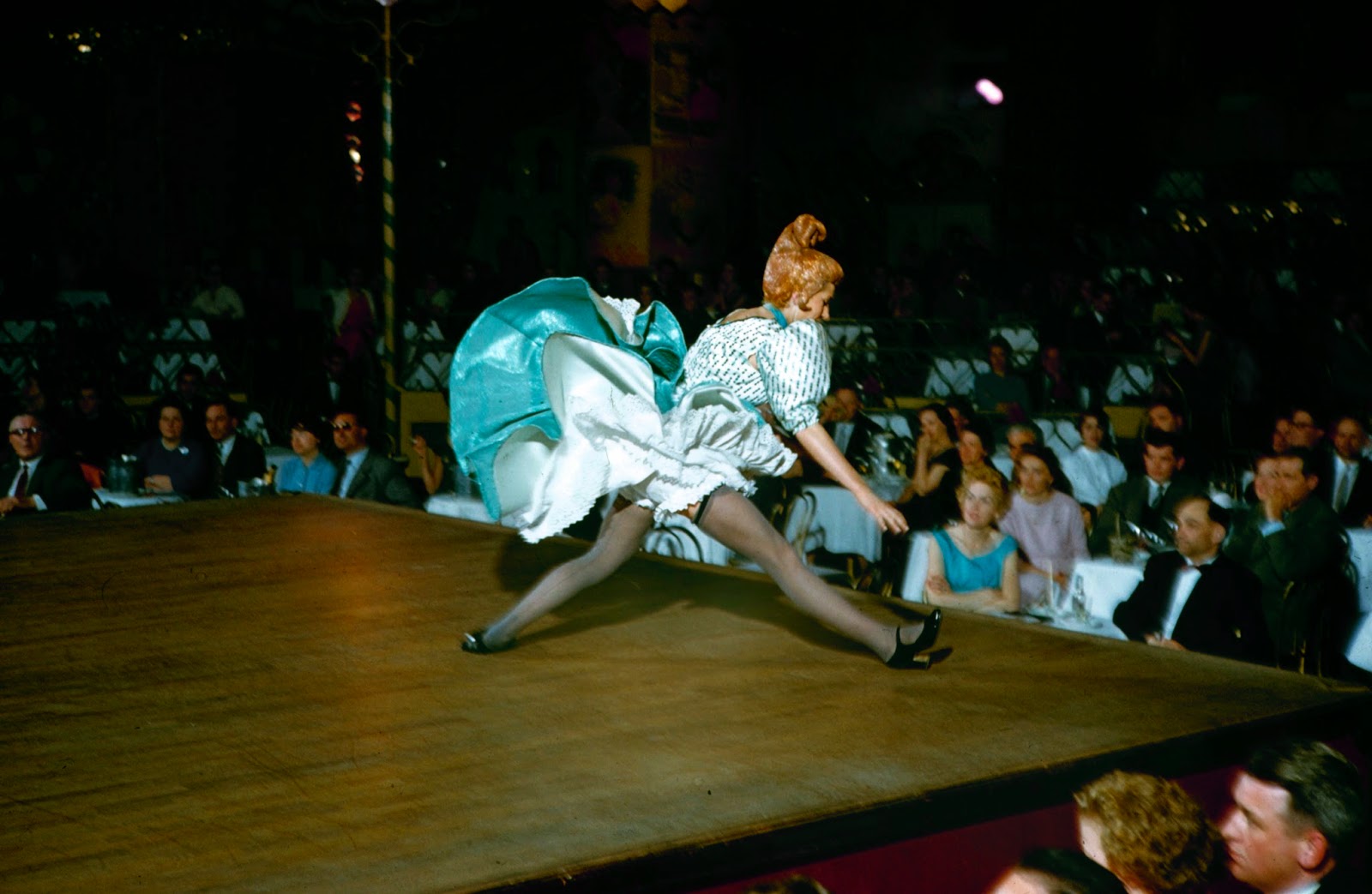 Amazing Color Photos of Cabaret Dancers at the Moulin Rouge in the late ...