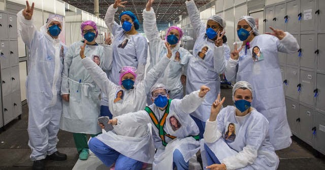 Profissionais da saúde imprimem fotos e colam nos uniformes em ...