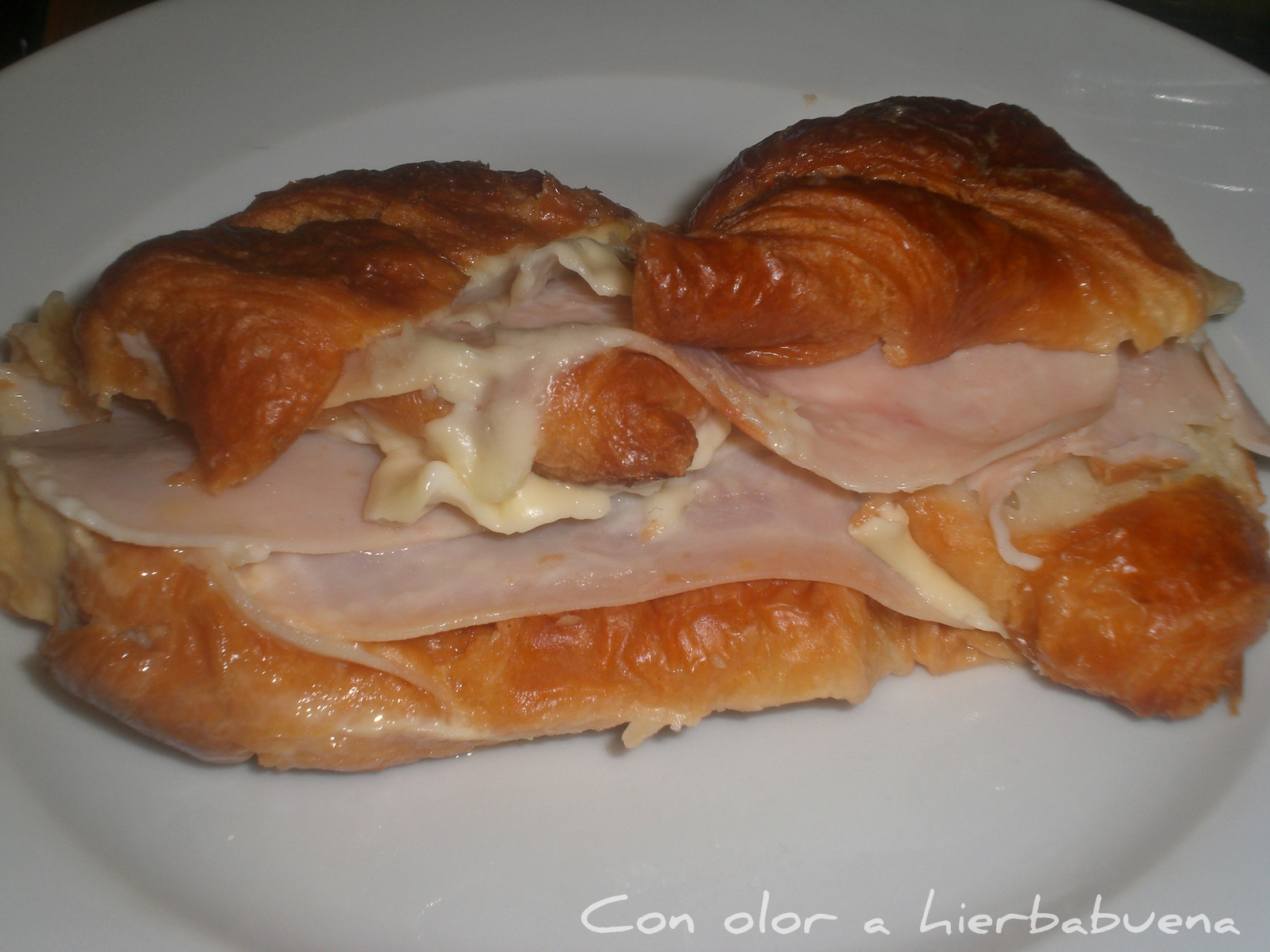 Con olor a hierbabuena: Pastel de croissants con jamón york y queso