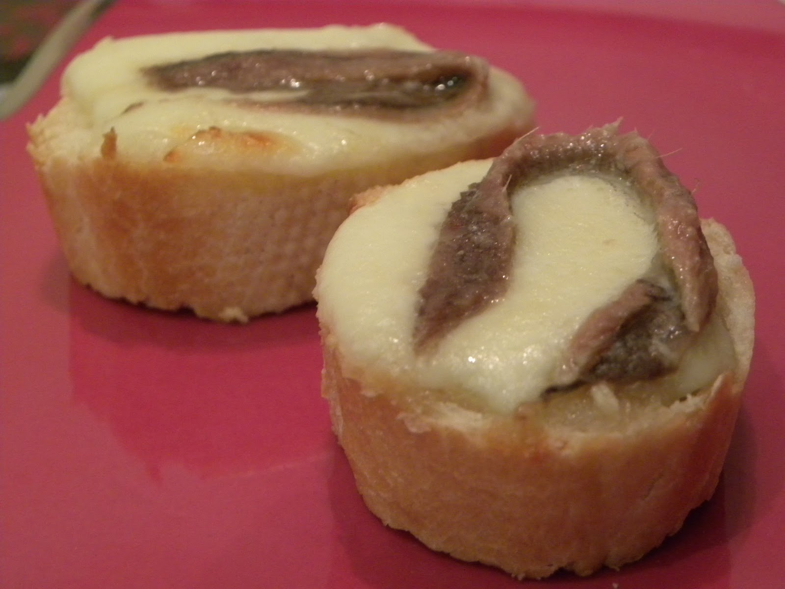 Lara&theKitchen: CROSTINI CALDI MOZZARELLA E ACCIUGA