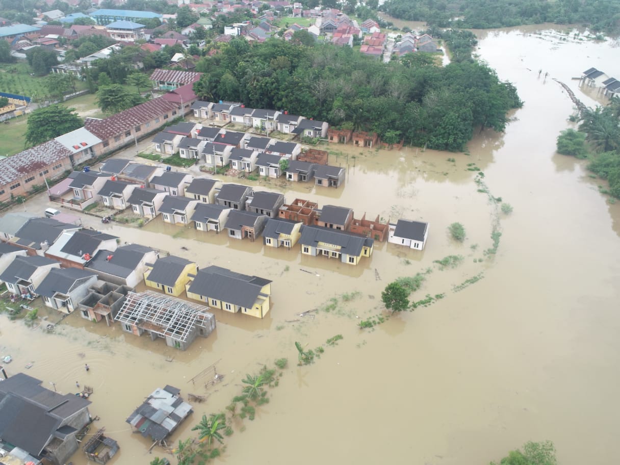 Bantu Warga Terendam Banjir di Pekanbaru, Ditpolair Polda Riau Turunkan ...