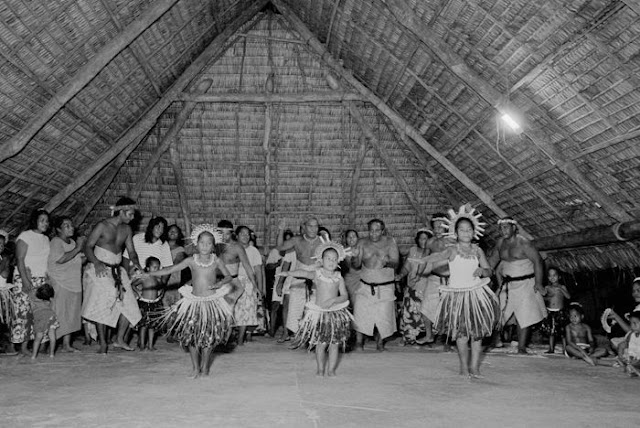 Thornes-in-Tarawa: Traditional Skills - Building a Mwaneaba