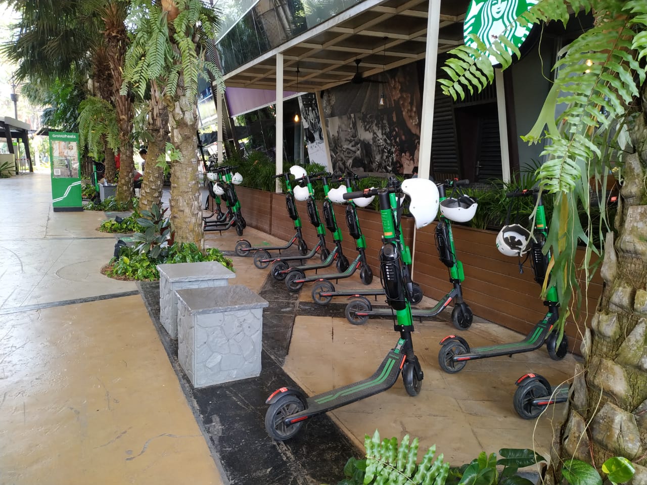 Pengalaman Naik Skuter Listrik Grab Wheels di The Breeze BSD City ...