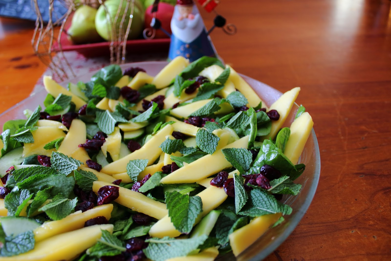 One Mother Hen: Spinach, mango and mint salad