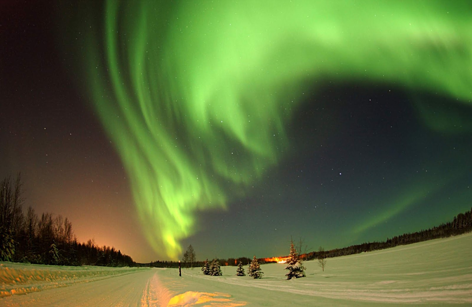 WATCH THE NORTH POLE LIGHTS