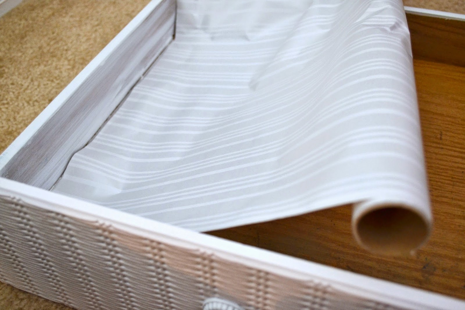 It's A Mom's World: How To Line Your Drawers Using Wrapping Paper