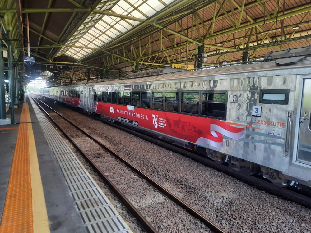 Lokomotif dan Gerbong KAI Tambah Cantik Dibalut Livery HUT 76 ...