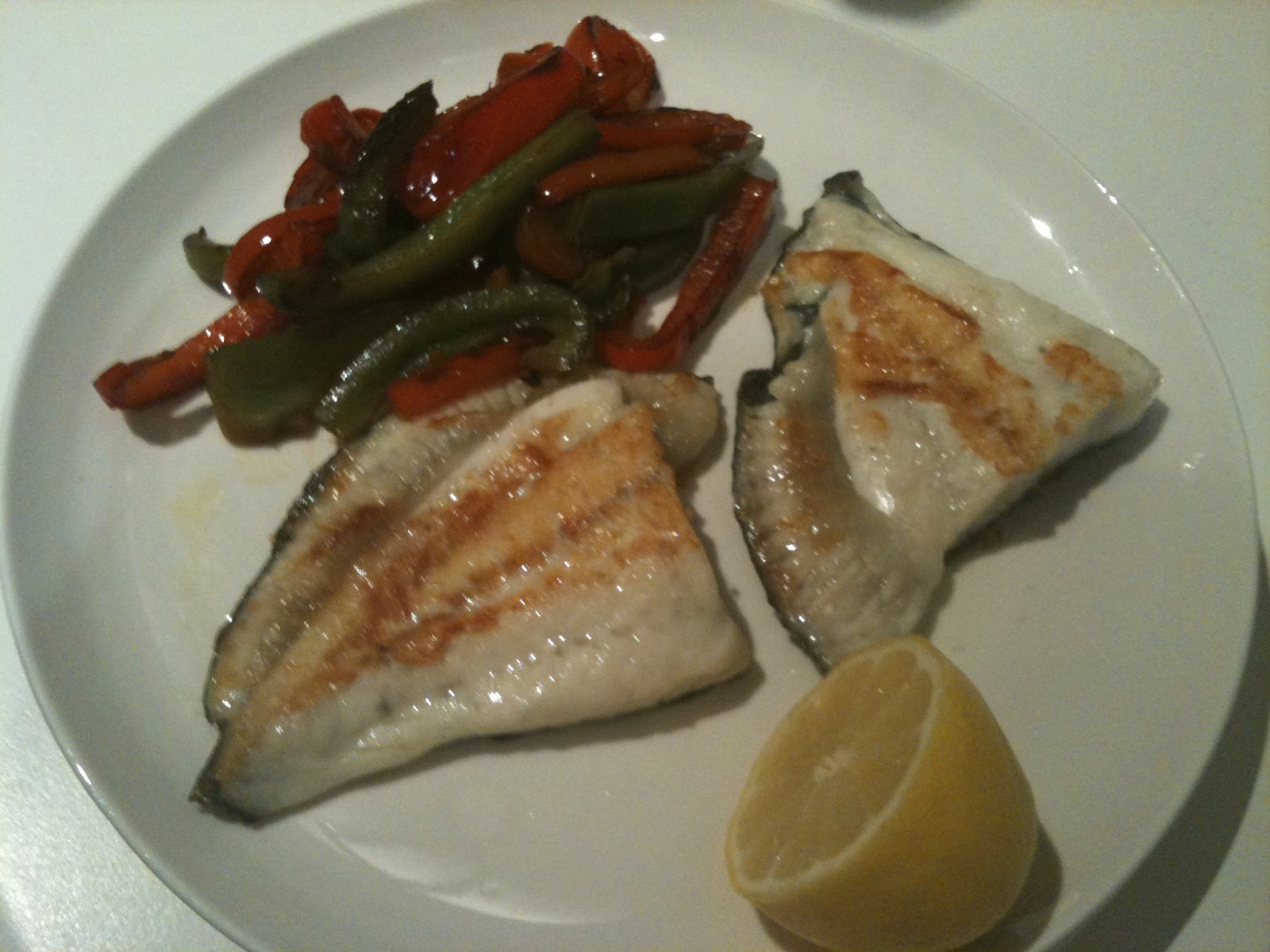Rodaballo a la plancha con tiras de pimientos ~ Apañándonos... regular!