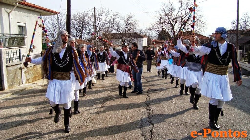 Οι Μωμό'εροι Πρωτοχωρίου χορεύουν στο Ωραιόκαστρο Θεσσαλονίκης