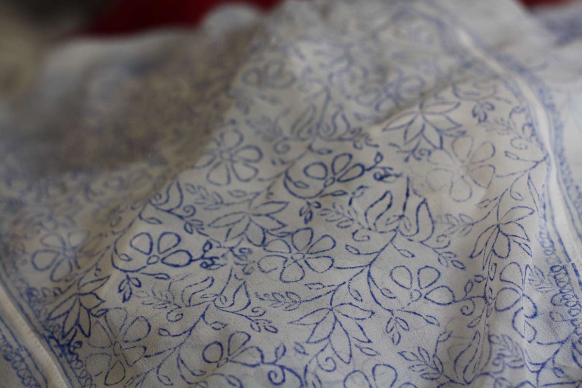 The Color Caravan: Chikankari : a delicate embroidery technique from Oudh